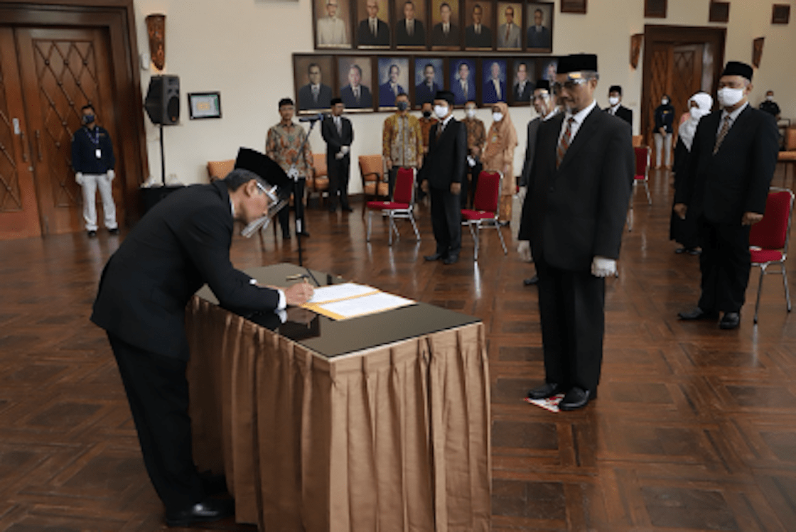 Rektor UGM Lantik 15 Pejabat – Direktorat Sumber Daya Manusia